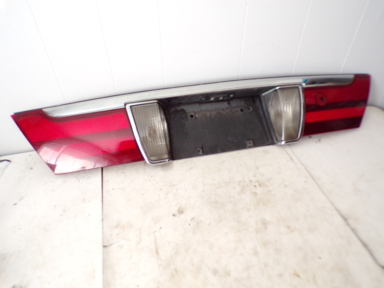 2003-2005 Mercury Grand Marquis Trunk Lid Center Tail Light Lamp Panel ...
