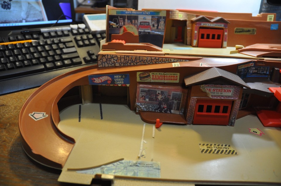 1980 Mattel Hot Wheels City Sto N Go Playset car garage display VINTAGE ...