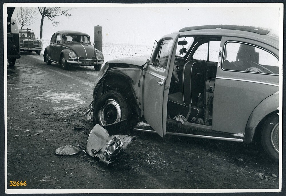 accident, broken VW BEETLE BUG, classic car Volkswagen, unusual ...