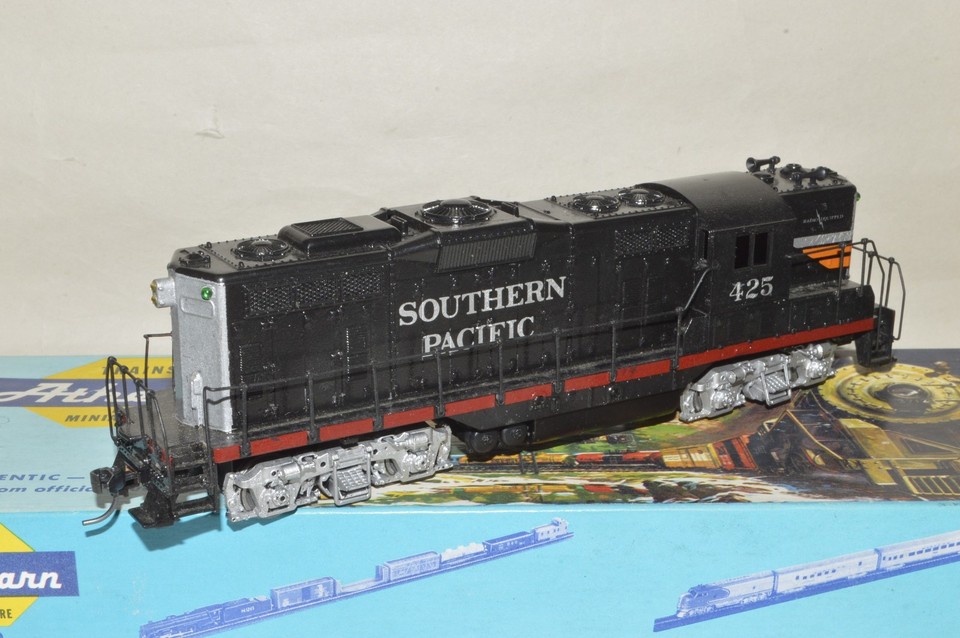 HO scale Athearn custom Southern Pacific RR EMD GP7/9 locomotive train ...