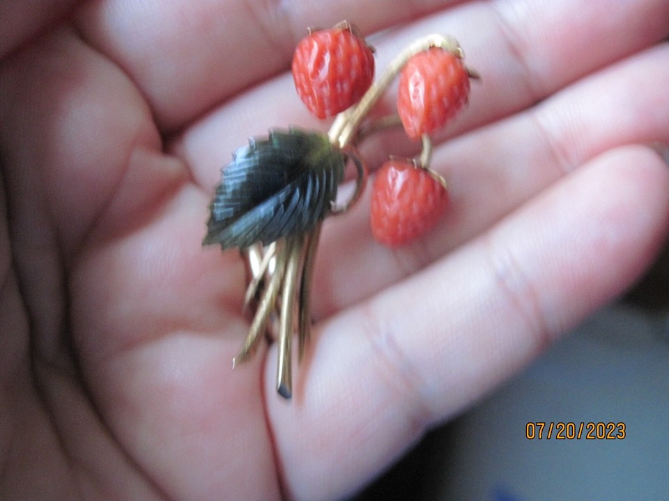 EXQUISITE 14K ANTIQUE NATURAL PINK CORAL AND JADE STRAWBERRY BROOCH 2 x ...