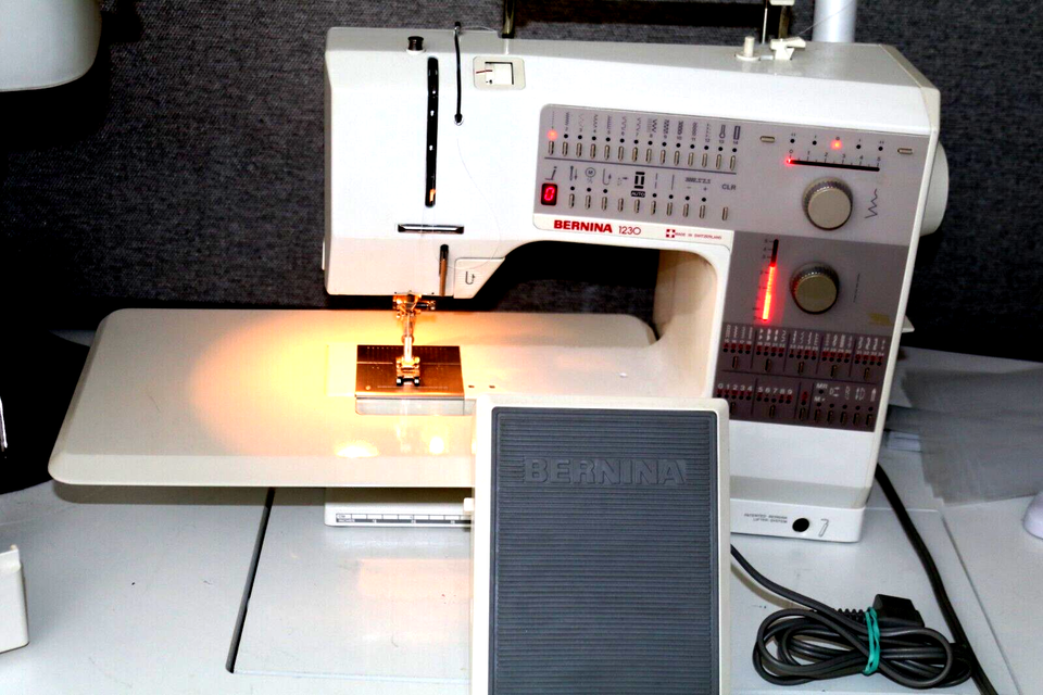 BERNINA 1230 Sewing Machine in EXCELLENT Condition! ~ COMPLETE with ...