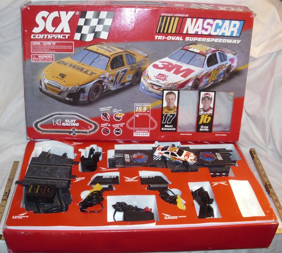SCX COMPACT NASCAR TRI OVAL SPPEDWAY SLOT CAR SET 1:43 WITH CAR | eBay
