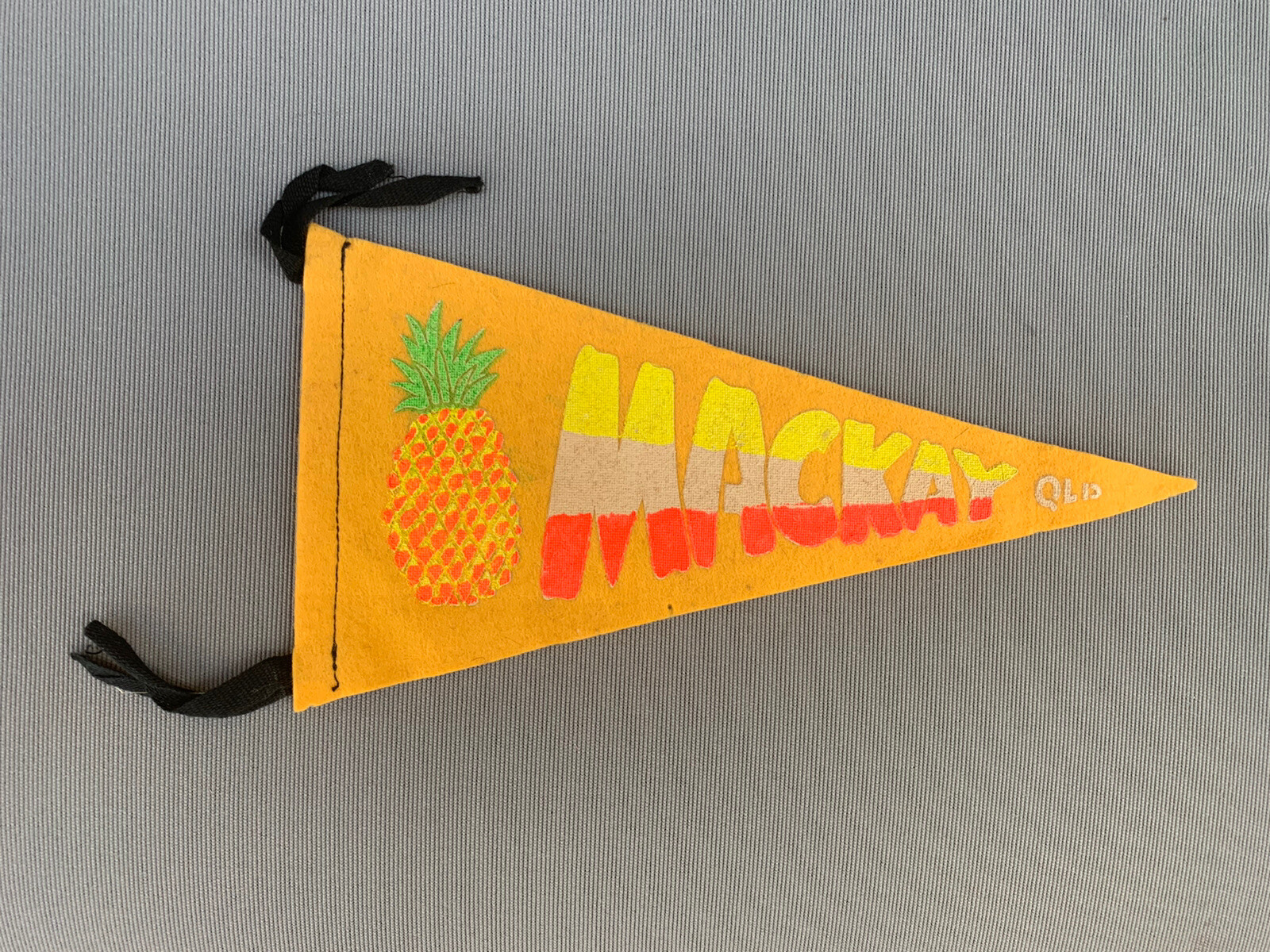 VINTAGE Mackay Qld AUSTRALIA SOUVENIR PENNANT FELT CLOTH WALL FLAG D6 ...