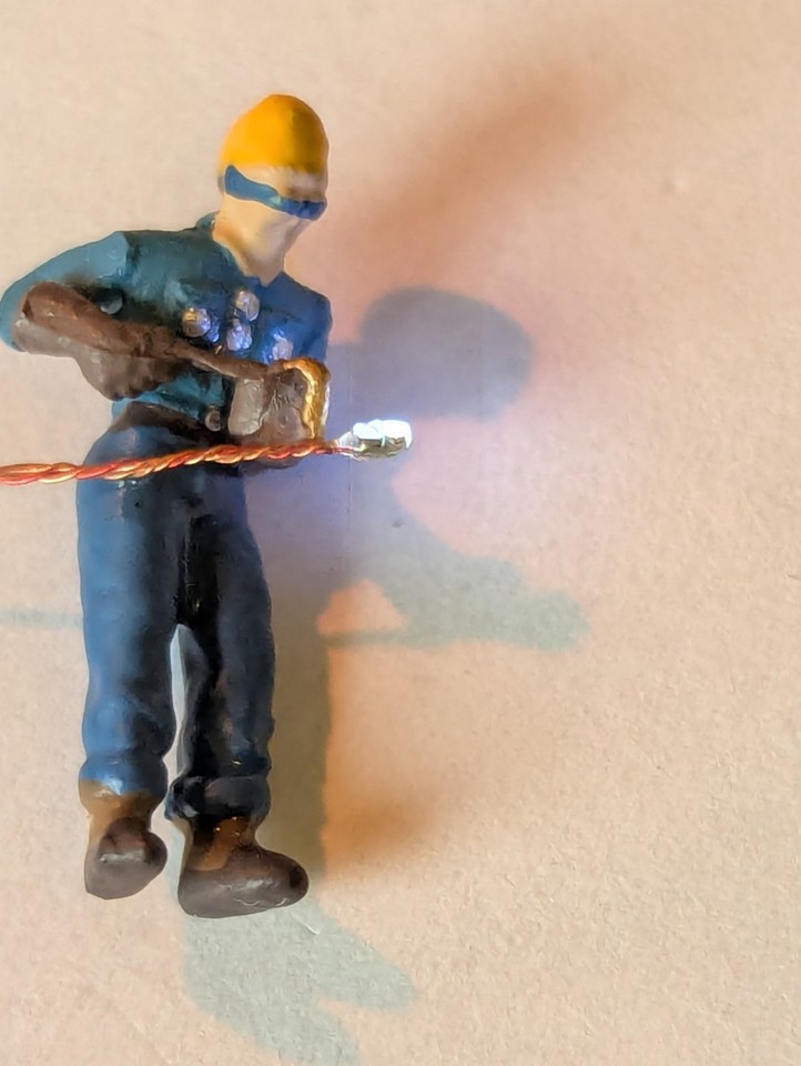 Lighted HO scale welder, Standing Blue White 0402 LEDs.w/simulator ...