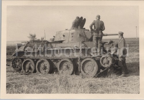 (RB)2024-187, Foto, Wehrmacht, Seitenansicht BT 7 Panzer Ukraine 1941 ...