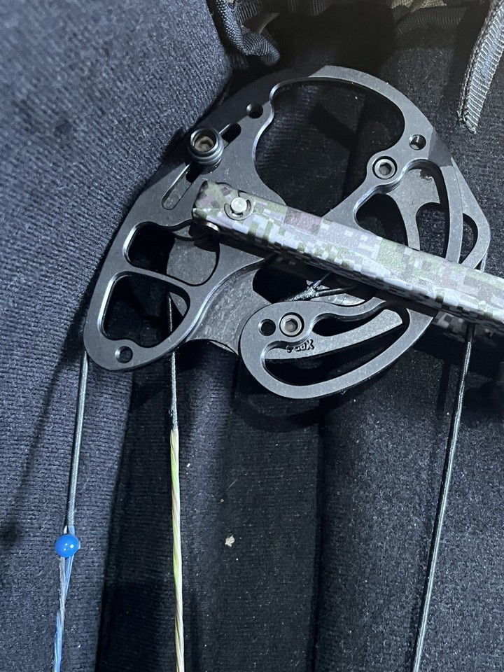 Quest G5 compound bow used Right Hand 70 Pound | eBay