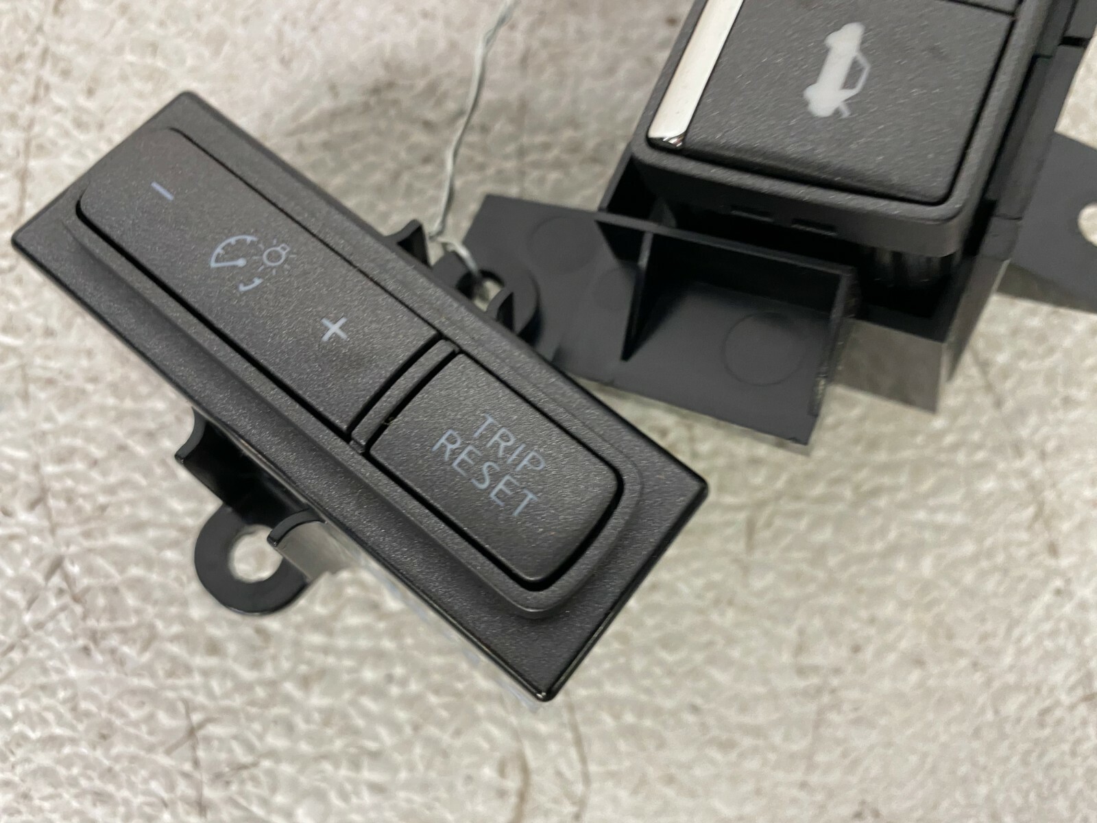 2014-2018 Infiniti Q50 Cruise Control & Traction & Trunk Switch Control ...