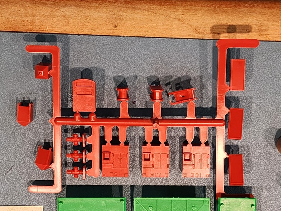 HO Scale AHM Trackside Accessories Kit #5874 Outhouse Vending Machines ...