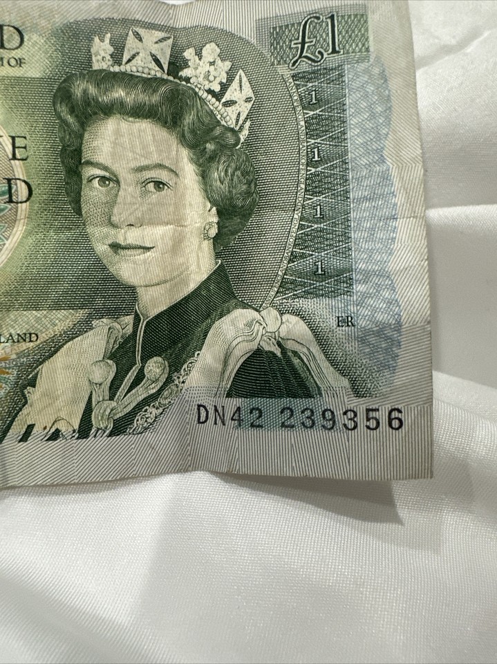 Bank of England - One Pound BANK NOTE - Queen Elizabeth II - Sir Isaac ...