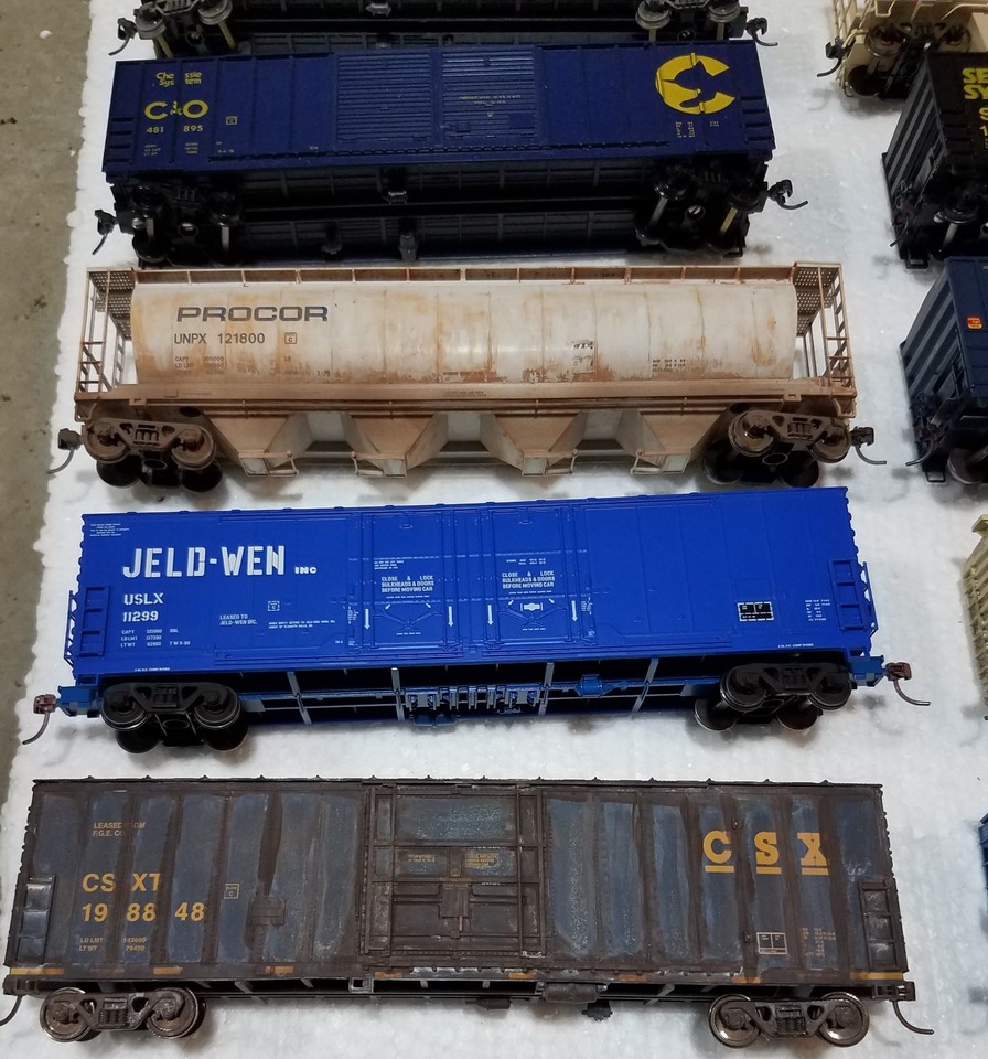 Lot of 18 HO scale box cars & hoppers, Walthers, Roundhouse, Athearn ...