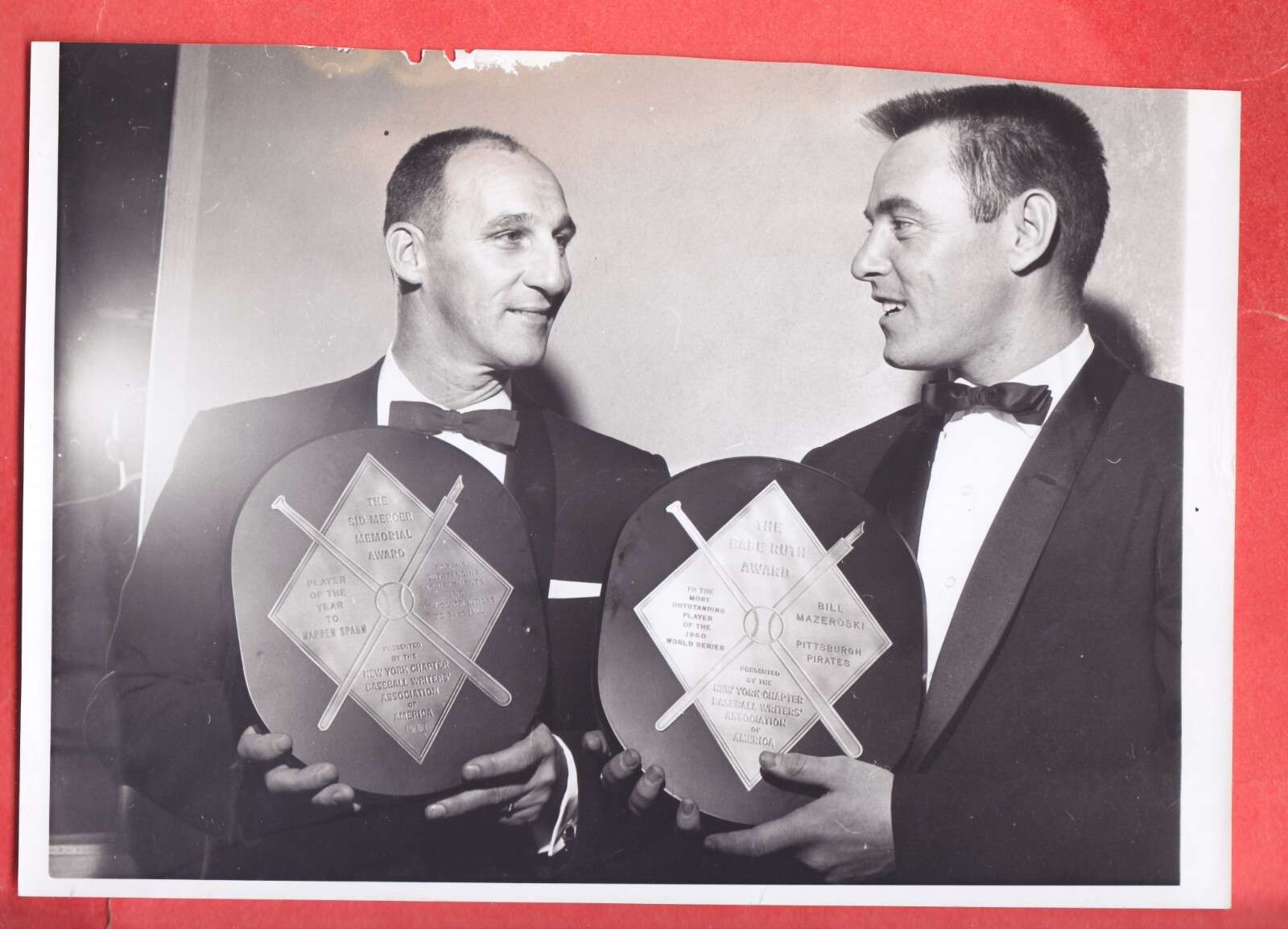 1961 BASEBALL WRITERS DINNER WARREN SPAHN + BILL MAZEROSKI GET AWARDS ...