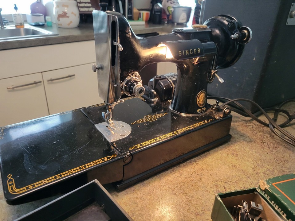Vintage SINGER FEATHERWEIGHT Portable Sewing Machine w Accessories See ...