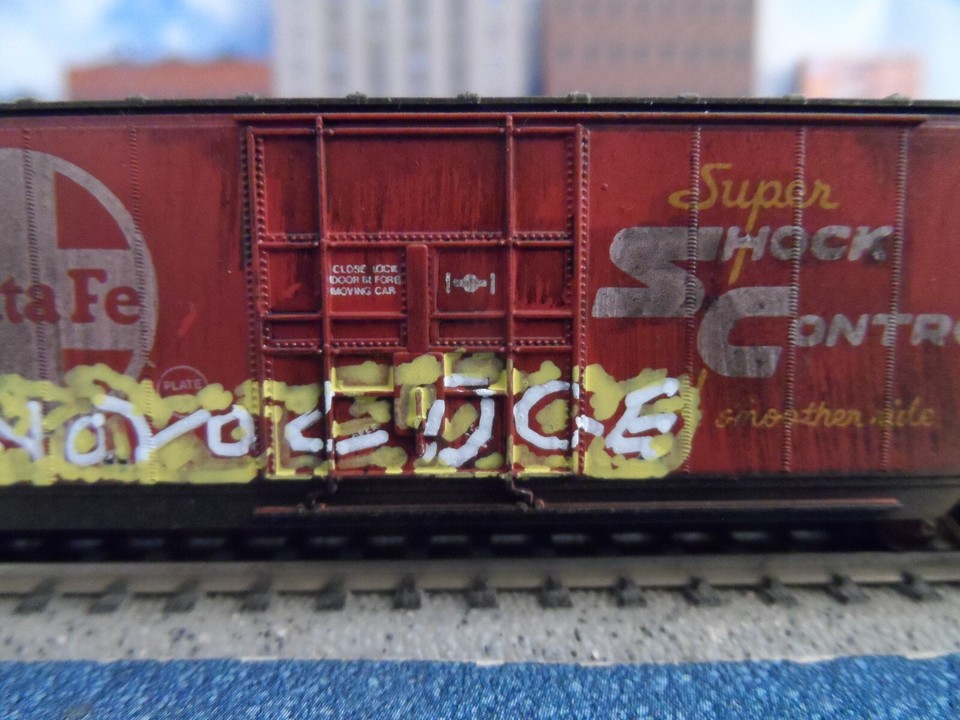 N SCALE ROUNDHOUSE 50' BOX SANTA FE CUSTOM WEATHERED GRAFFITI MTL ...
