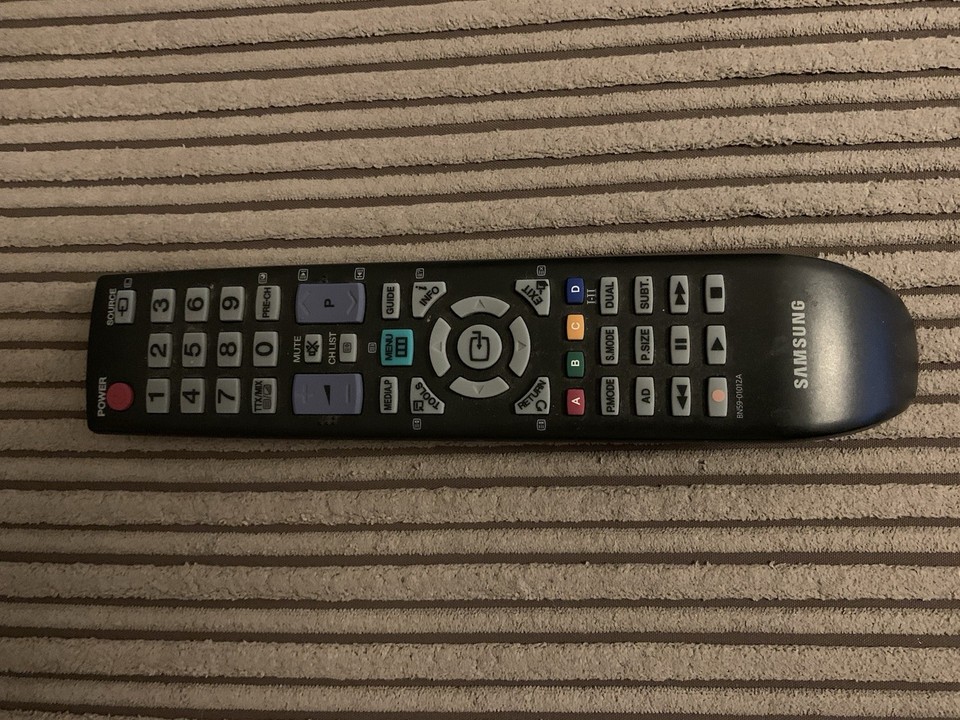 Samsung LE32C450E1W TV Black Full working order With stand + remote ...