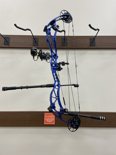 MINT Bowtech Reckoning Target Bow Package 40-60# | eBay