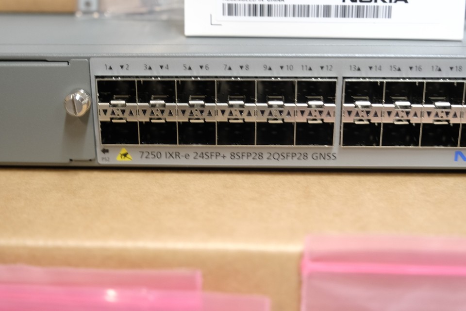 Nokia 7250 IXR-e 24SFP 8SFP28 2QSFP28 GNSS Router Komplettset Neu ...