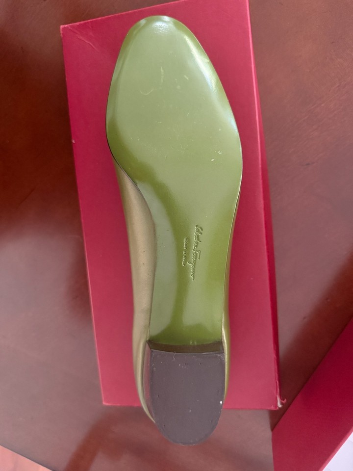 SALVATORE FERRAGAMO Vara Green Leather Bow Pumps 11 2A | eBay