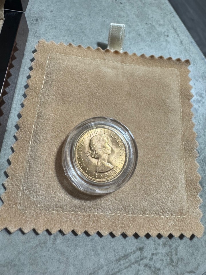 1957 Gold Sovereign Queen Elizabeth II Split from Portrait Royal ...