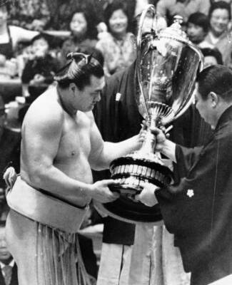 Yokozuna Wajima Wins The Grand Sumo Wrestling Trophy 1977 Old Photo | eBay