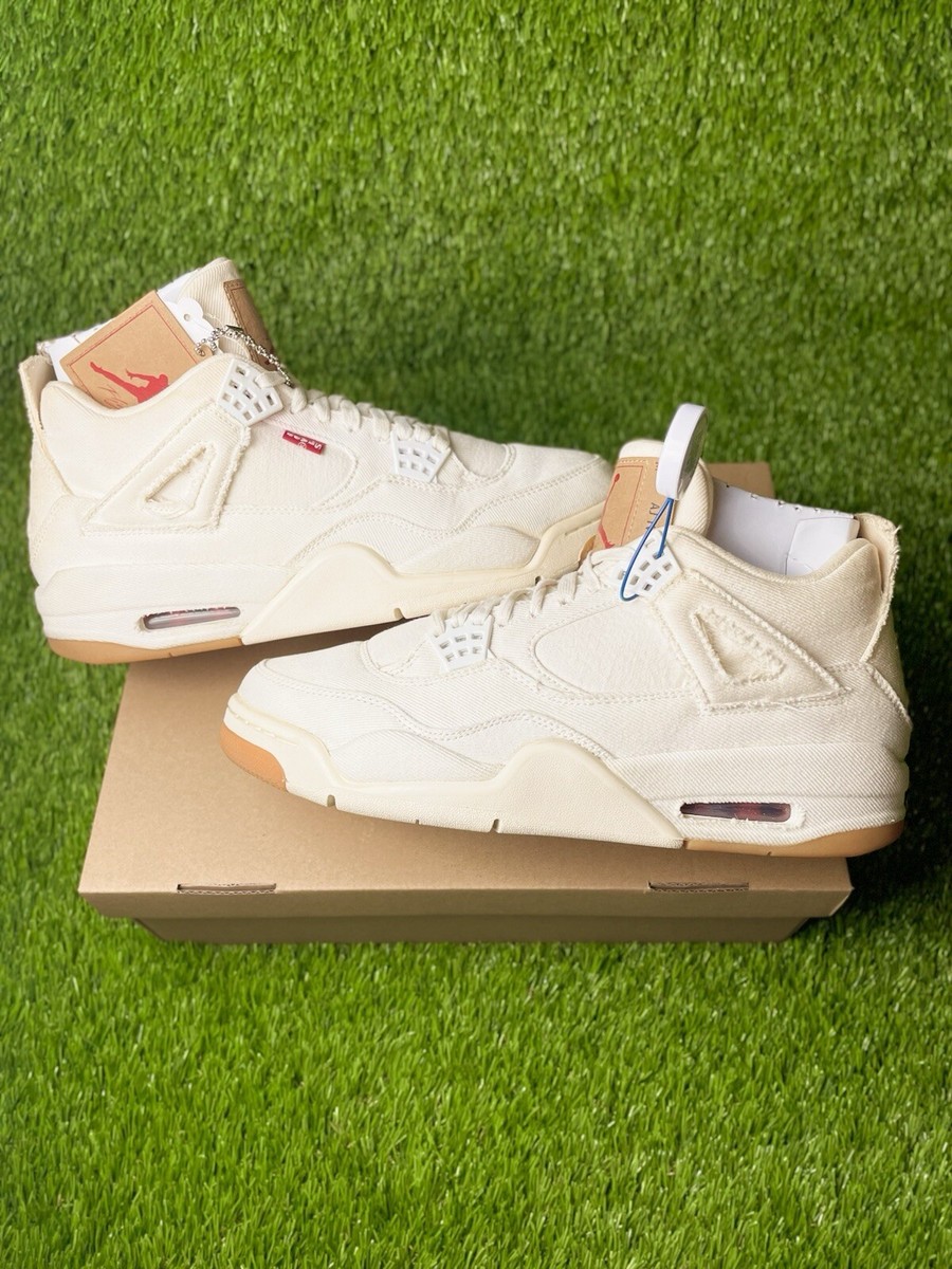 Size 9.5 - Levi's x Air Jordan 4 Retro White Denim Size 9.5 - Levi's x Air Jordan 4 Retro White Denim