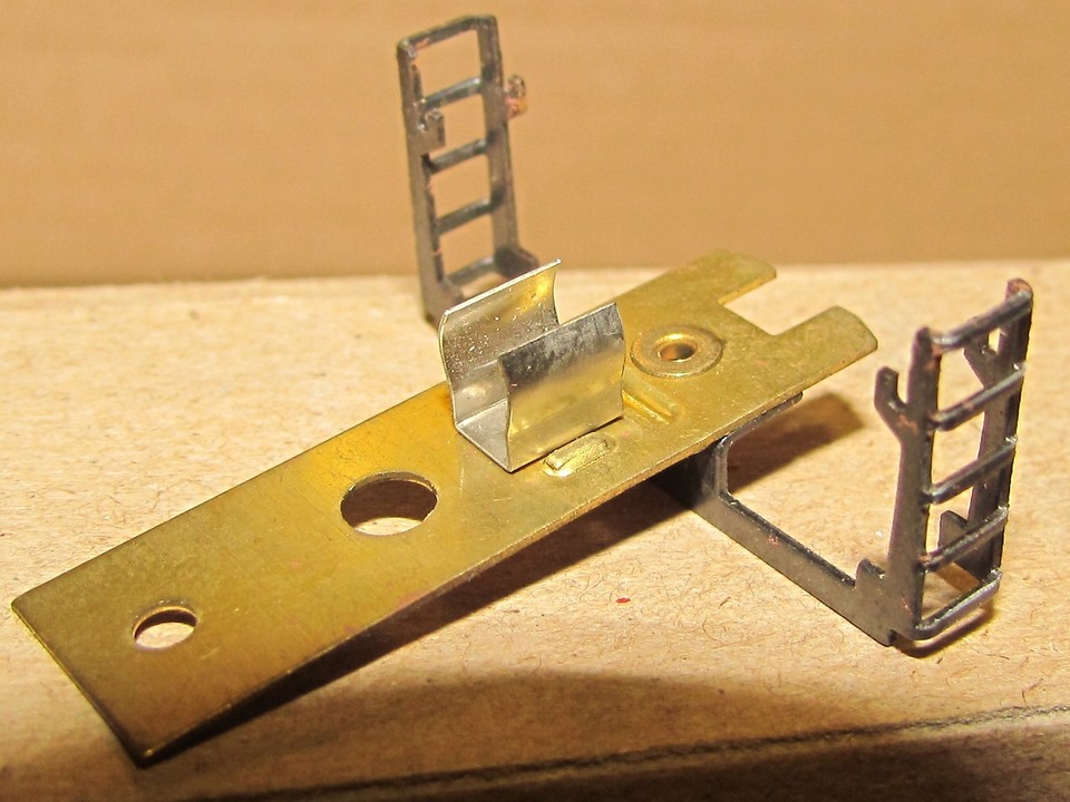 P-210-019 CAB FORWARD Metal Light Bracket w/ladders AHM/RIVAROSSI HO ...