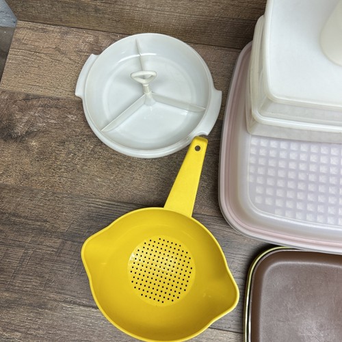 vintage 23 piece tupperware lot-Containers-strainer-cups-plates | eBay