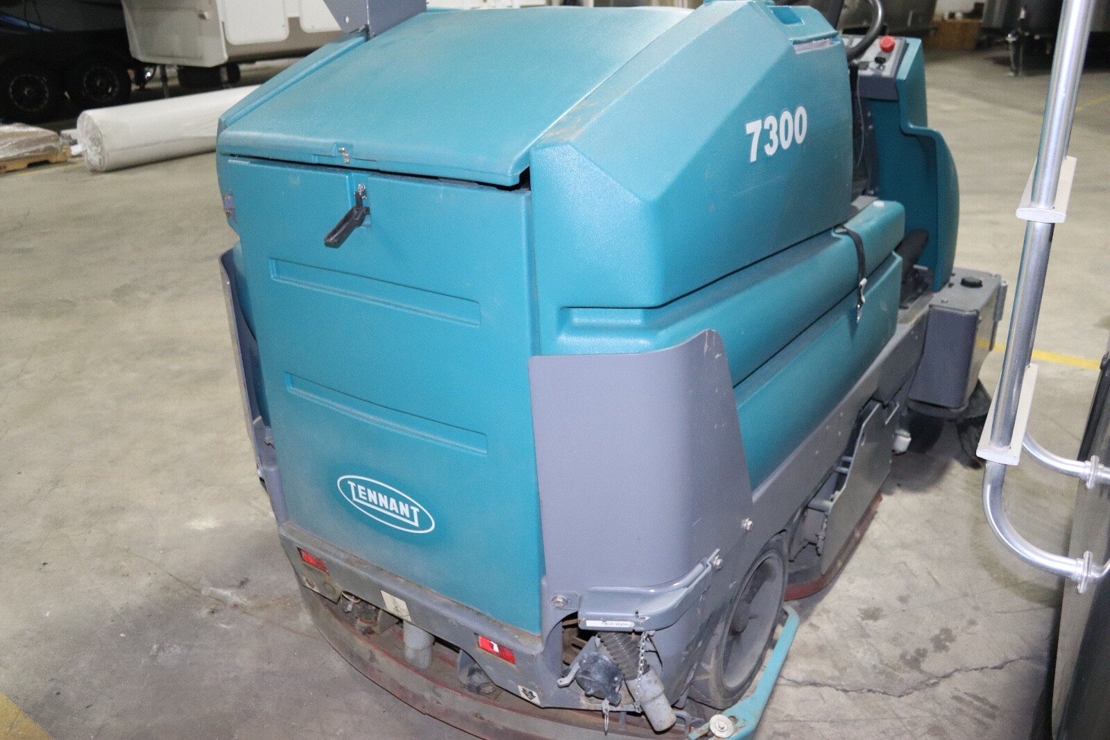 Tennant 7300 Floor Scrubber LOW HOURS 949 HOURS | eBay