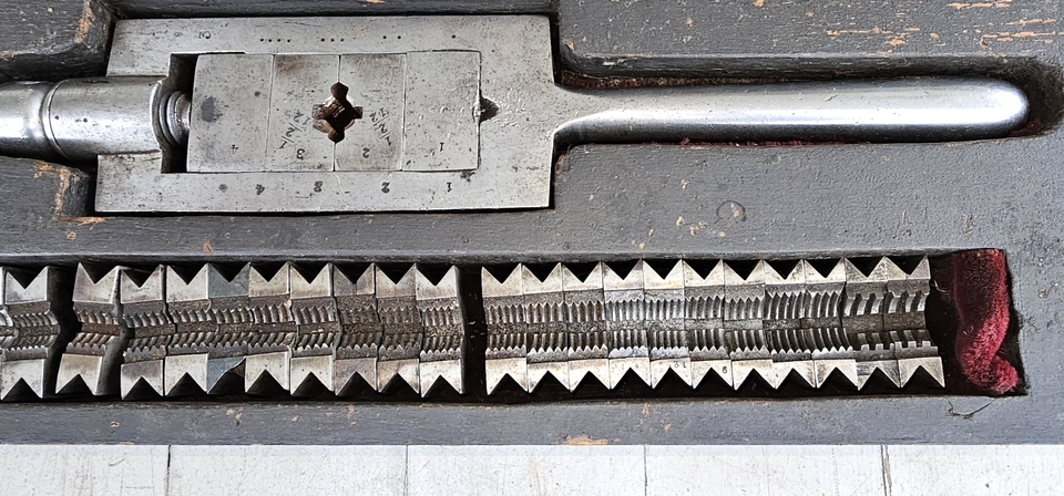 VINTAGE SCREW PLATE AND ADJUSTABLE DIES , ANTIQUE TAP & DIE SET, ACME ...