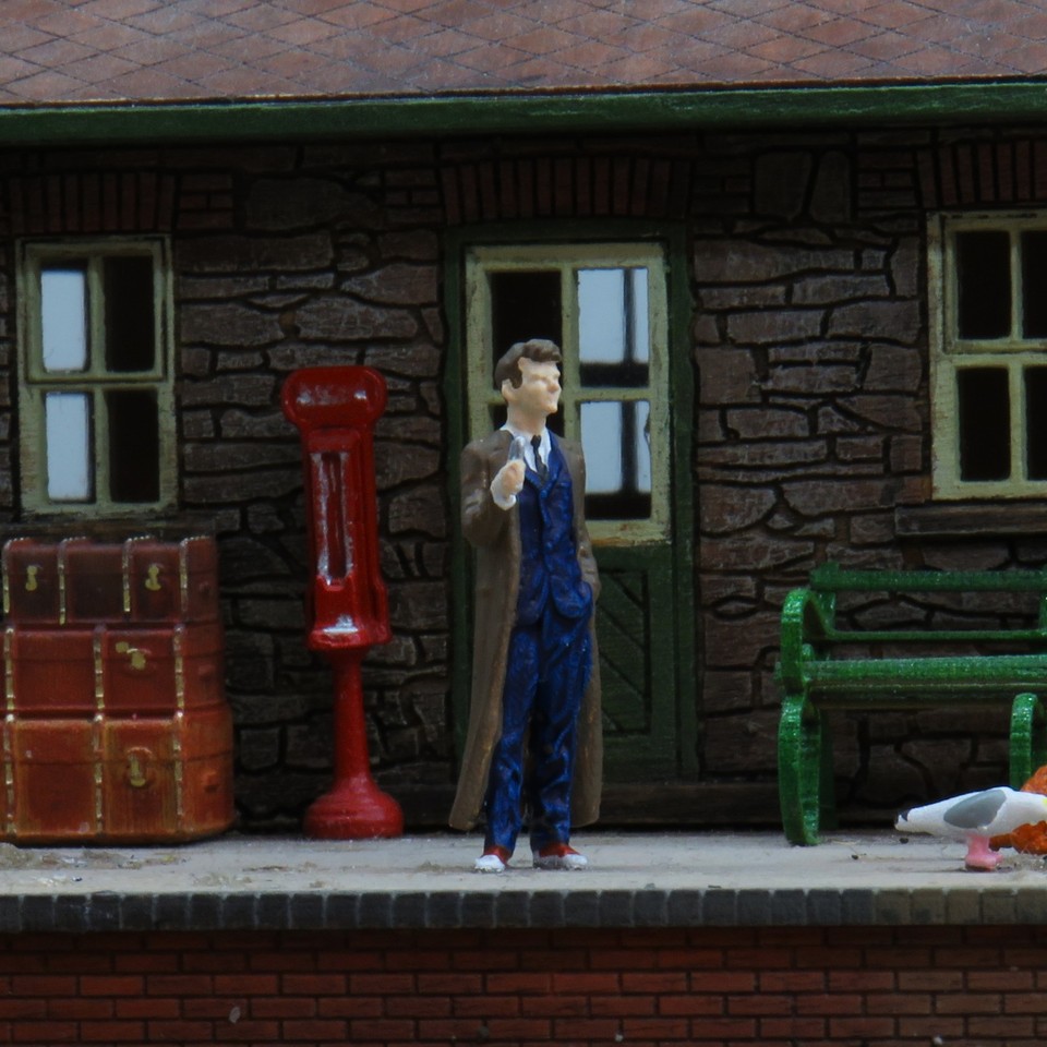 OSBF207 OO Gauge Figure 10th Dr David Tennant (painted) | eBay Australia