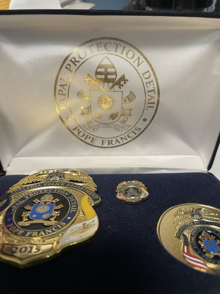 Phila Police 2015 Papal Protection Detail Badge Set | eBay