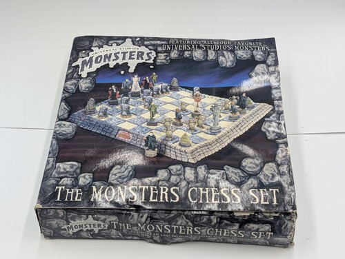 NEW UNIVERSAL STUDIOS MONSTERS CHESS SET -SPENCERS NEVER USED / Damaged ...