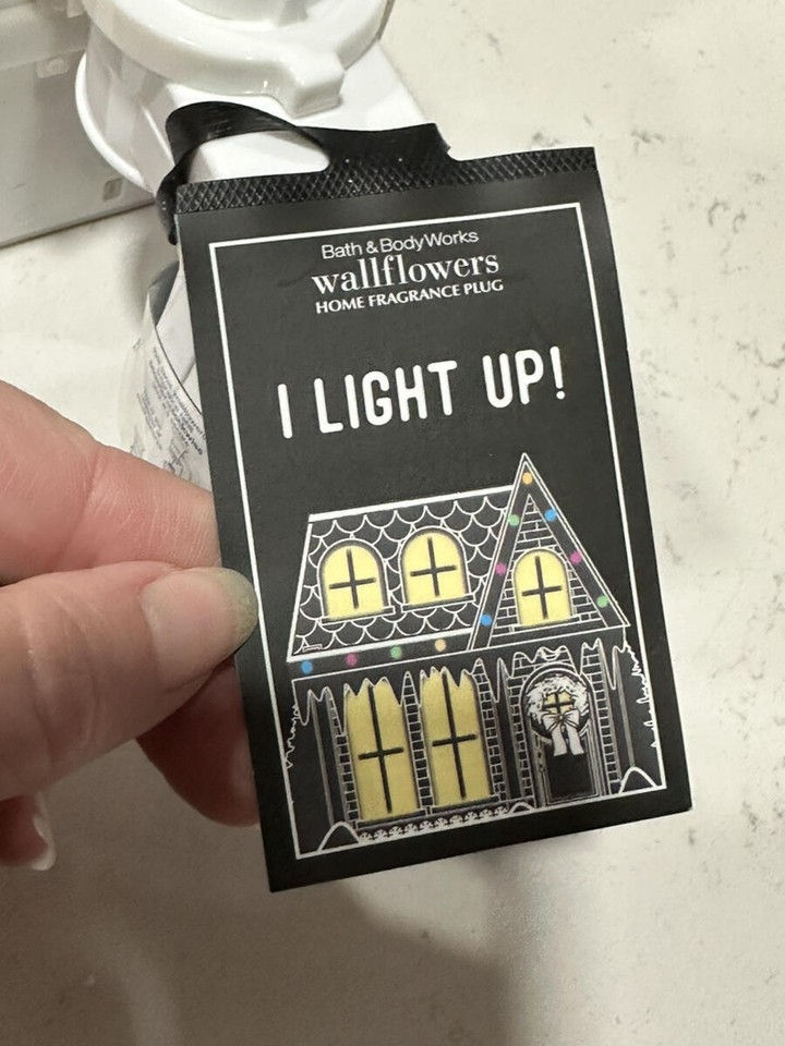 Bath & Body Works Cozy Holiday House Cottage Wallflower Light Up Plug ...