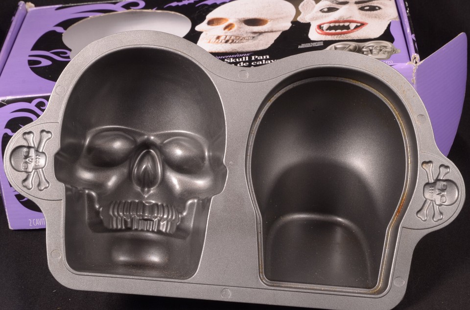 Wilton 10-Cup 3D Skull Cake Pan Cast Aluminum Cake Mold Skeleton Head ...