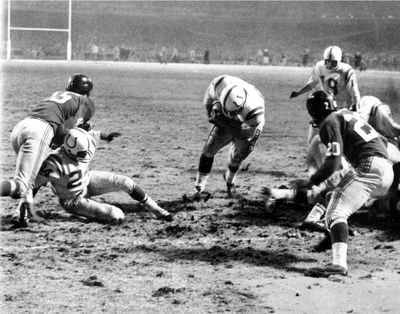 ALAN AMECHE BALTIMORE COLTS GREAT SCORES TD TO WIN 1958 CHAMPIONSHIP ...