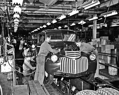 1945 GM General Motors PICKUP TRUCK Factory ASSEMBLY LINE Picture Photo ...