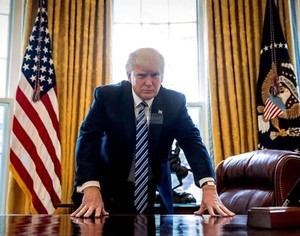 PRESIDENT DONALD TRUMP LEANS ON HIS DESK IN THE OVAL OFFICE 11X14 PHOTO ...