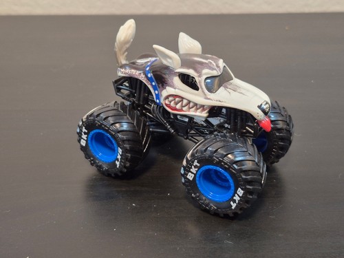 Spin Master Monster Jam Monster Mutt Husky Ruff Crowd Loose 1:64 2019 ...