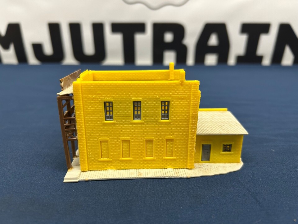 Pola N Scale Railroad Hotel Building Yellow 315 (T) | eBay