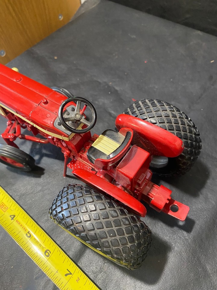 International 460 Utility Tractor Red CNH American with broken rod 1/16 ...