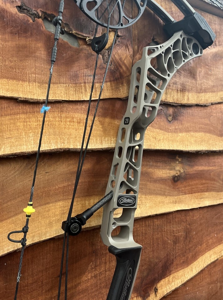 Mathews Image Left Handed *Display Model* Great Condition 40lbs D/W 28. ...