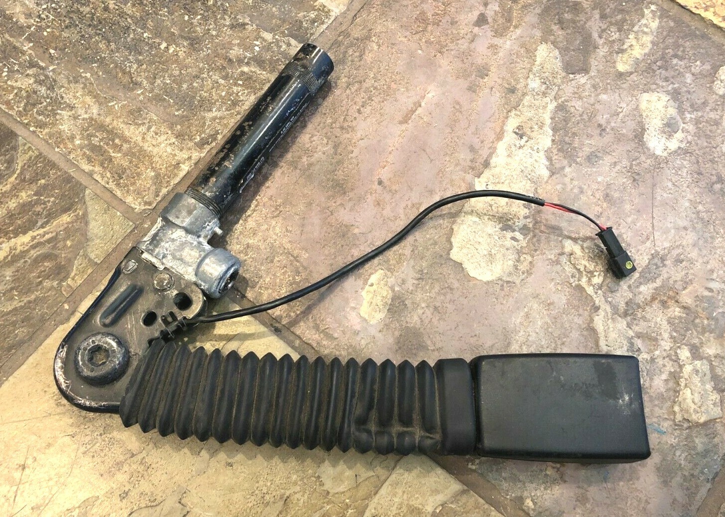 2014 2015 BMW 5 7 SERIES FRONT RIGHT SEAT BELT BUCKLE TENSIONER ...