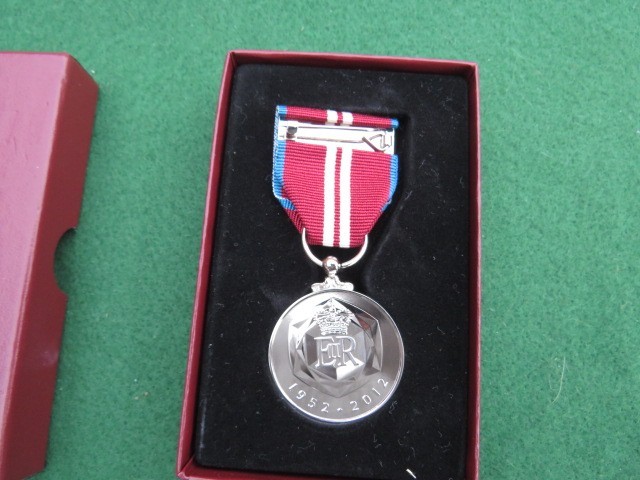 GENUINE QUEEN ELIZABETH II DIAMOND JUBILEE MEDAL 2012 WITH ISSUE BOX ...