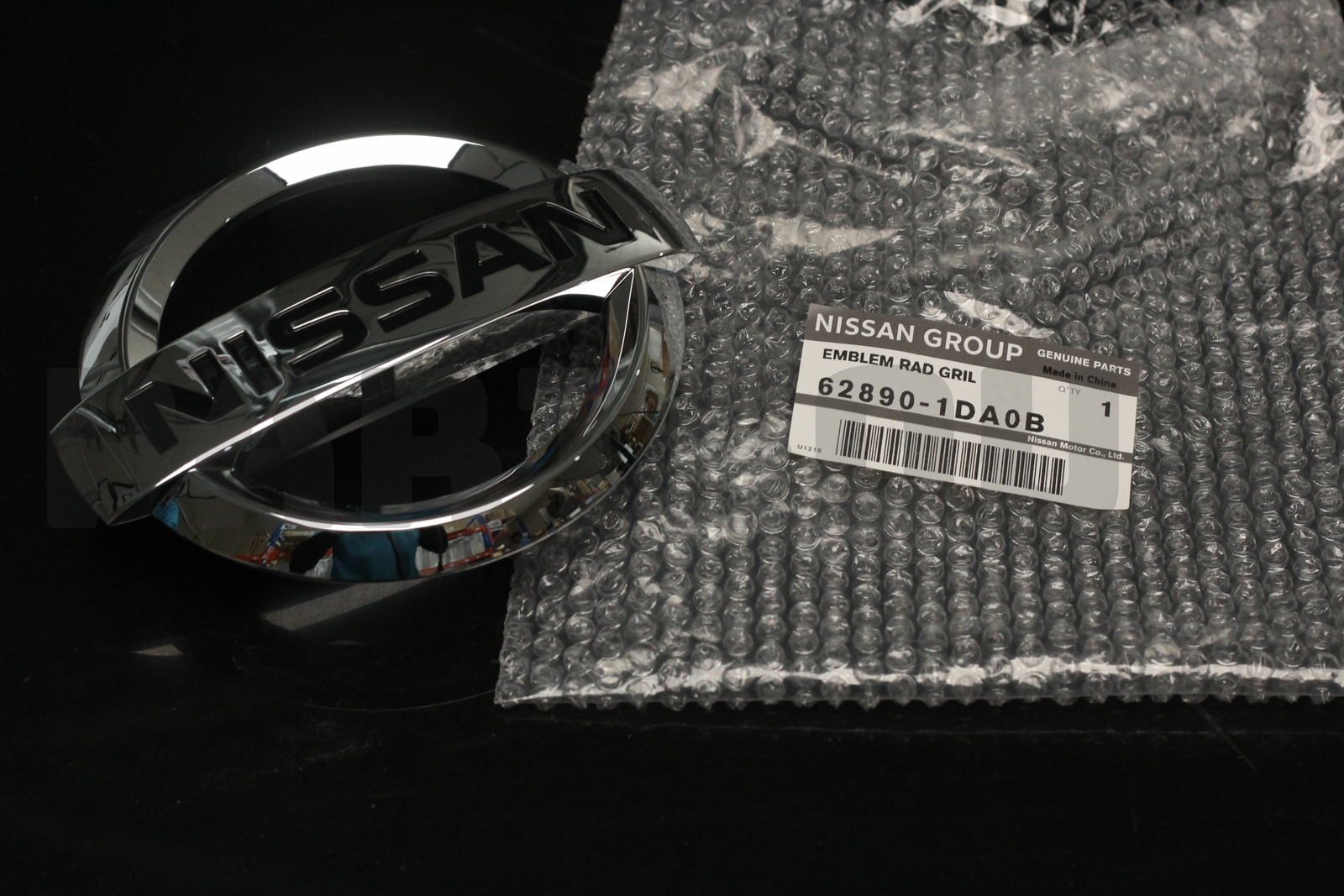 628901DA0B Genuine Nissan EMBLEM-FRONT 62890-1DA0B | eBay