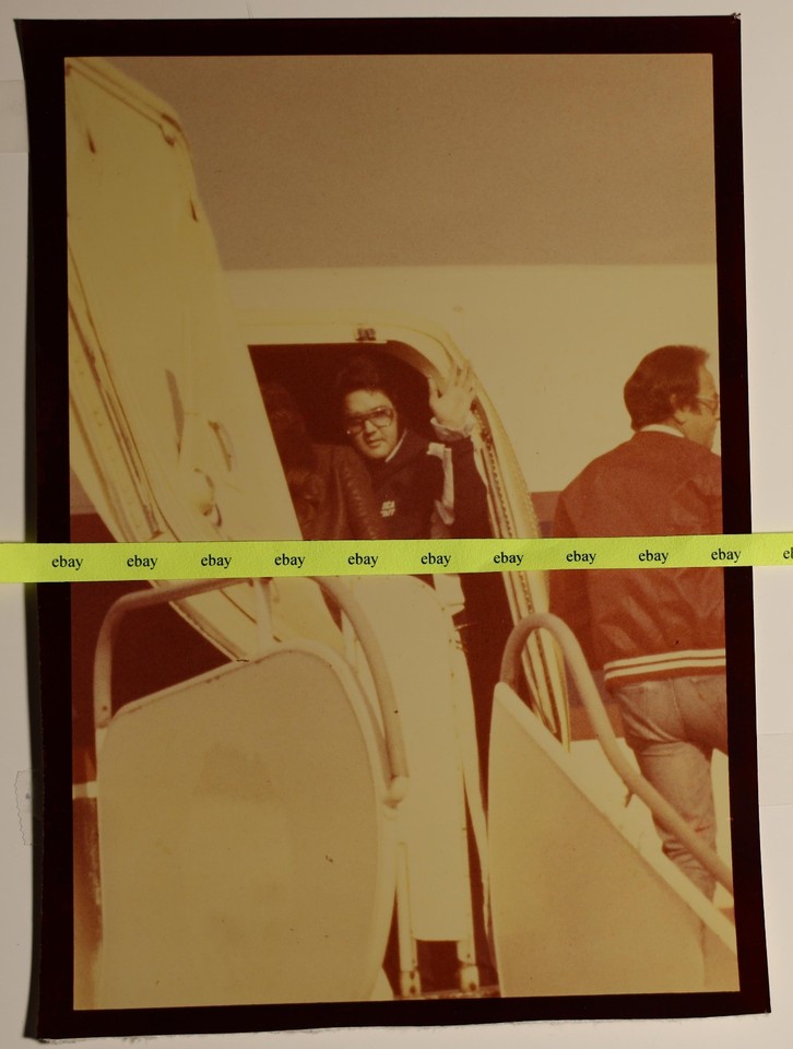Elvis photos in Kansas City, MO on June 18, 1977 and leaving on Lisa ...