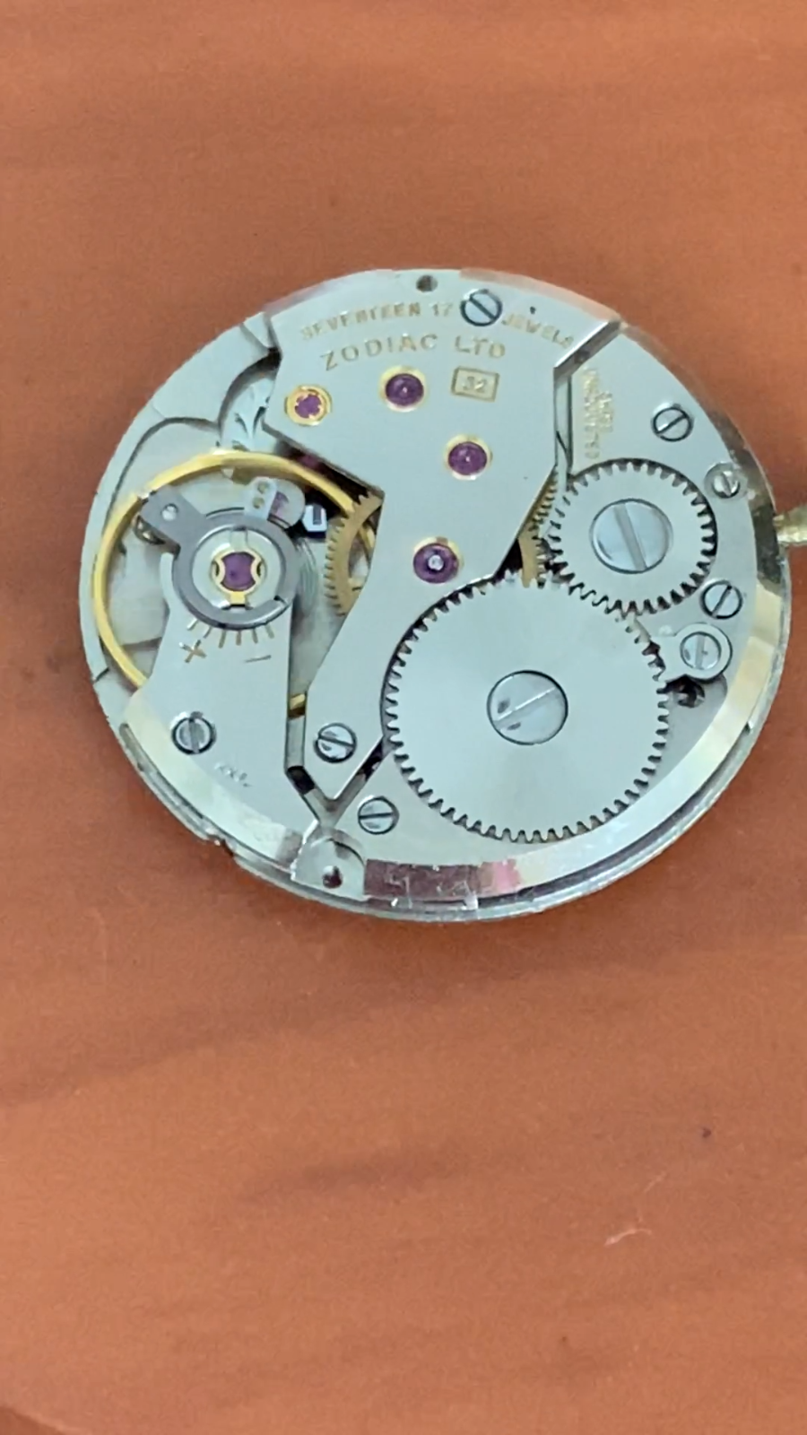 VINTAGE MEN'S ZODIAC WRIST WATCH MOVEMENT, CAL. 52, KEEPING TIME, 17 ...