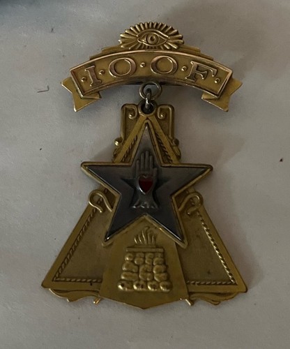 Vintage IOOF Odd Fellows Praying Hands Pyramid Badge Medal Member Pin ...