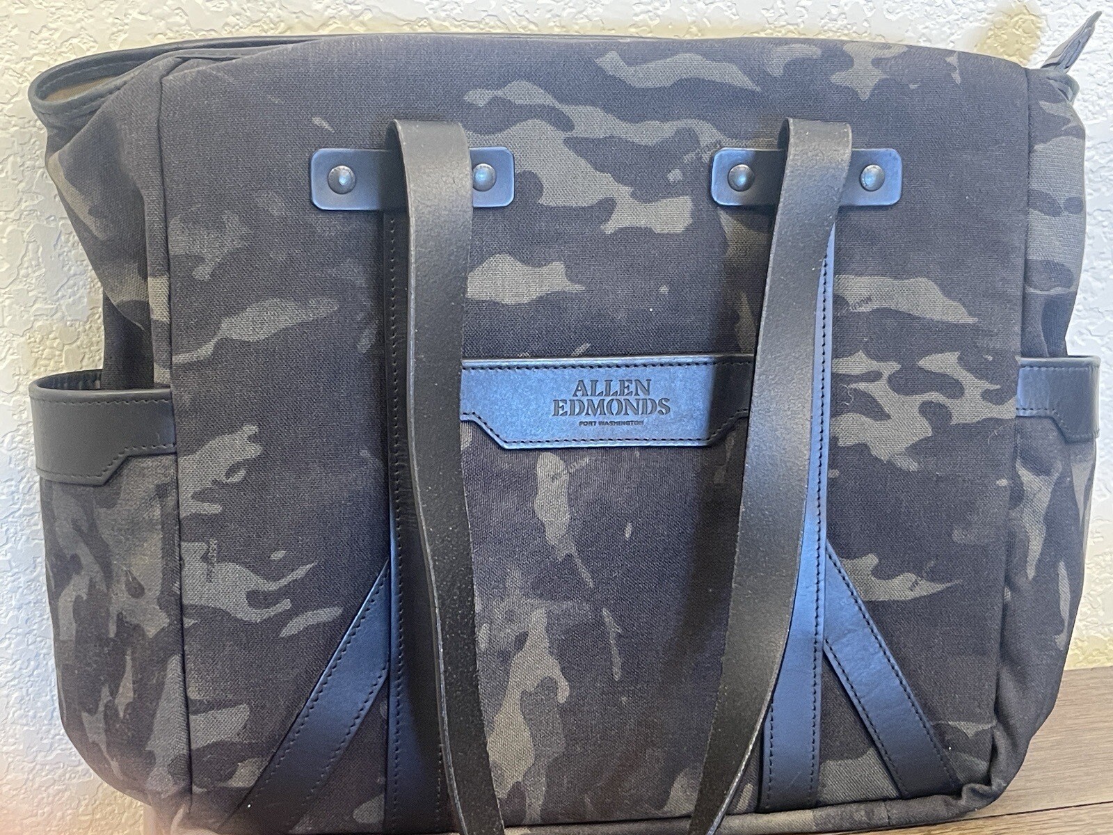 Allen Edmonds Messenger Bag Made In America! - Gem