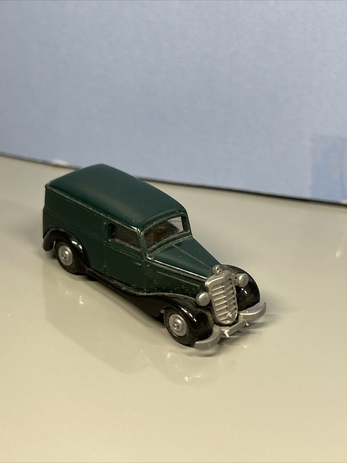 HO Scale Praline Mercedes Panel Van Car Green 1/87 Model Delivery | eBay