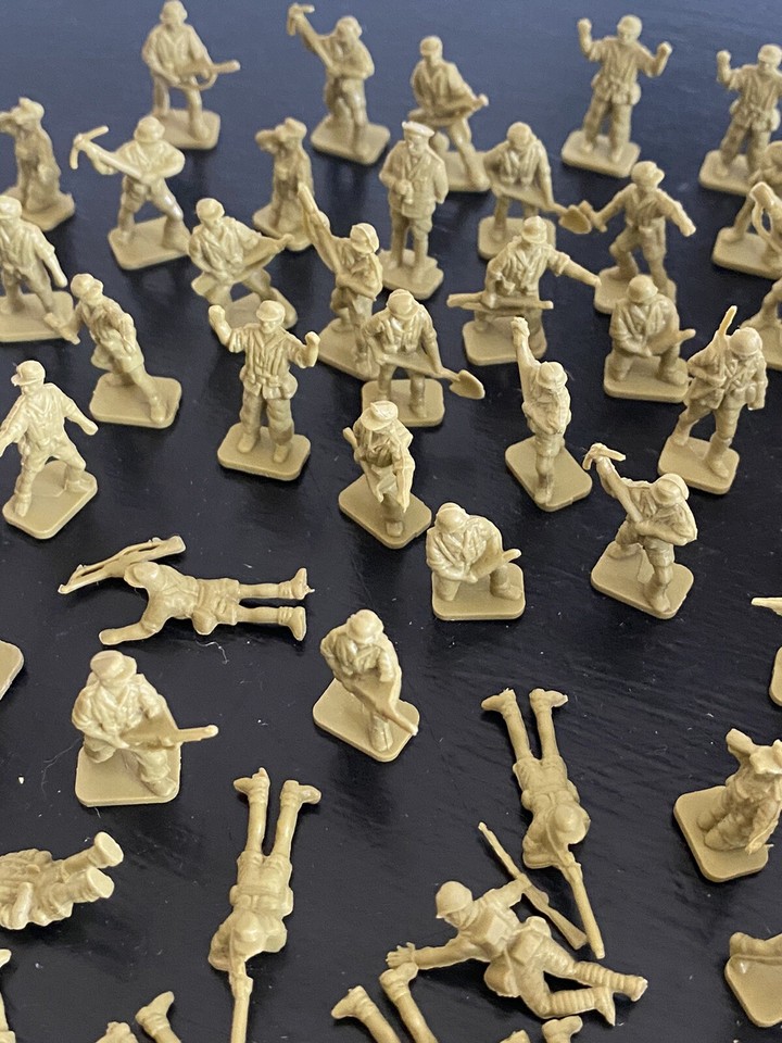 Vintage Mixed Lot of Toy Army Soldiers Men Miniature Plastic Approx ...